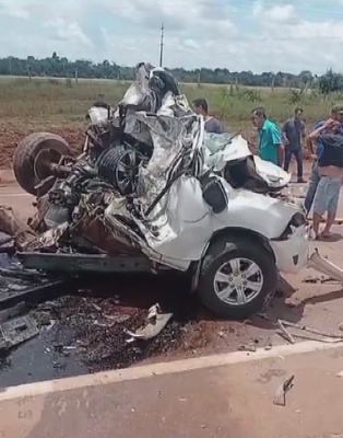 Uma pessoa morre em grave acidente entre carretas e caminhonete na BR-163 em Sinop