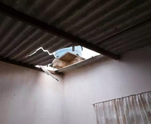 Idoso é socorrido após cair de telhado durante reparo de goteira Idoso é socorrido após cair de telhado durante reparo de goteira
