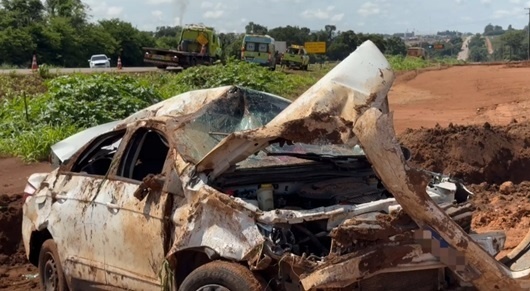 Carro fica destruído após capotar na BR-163 em Sinop